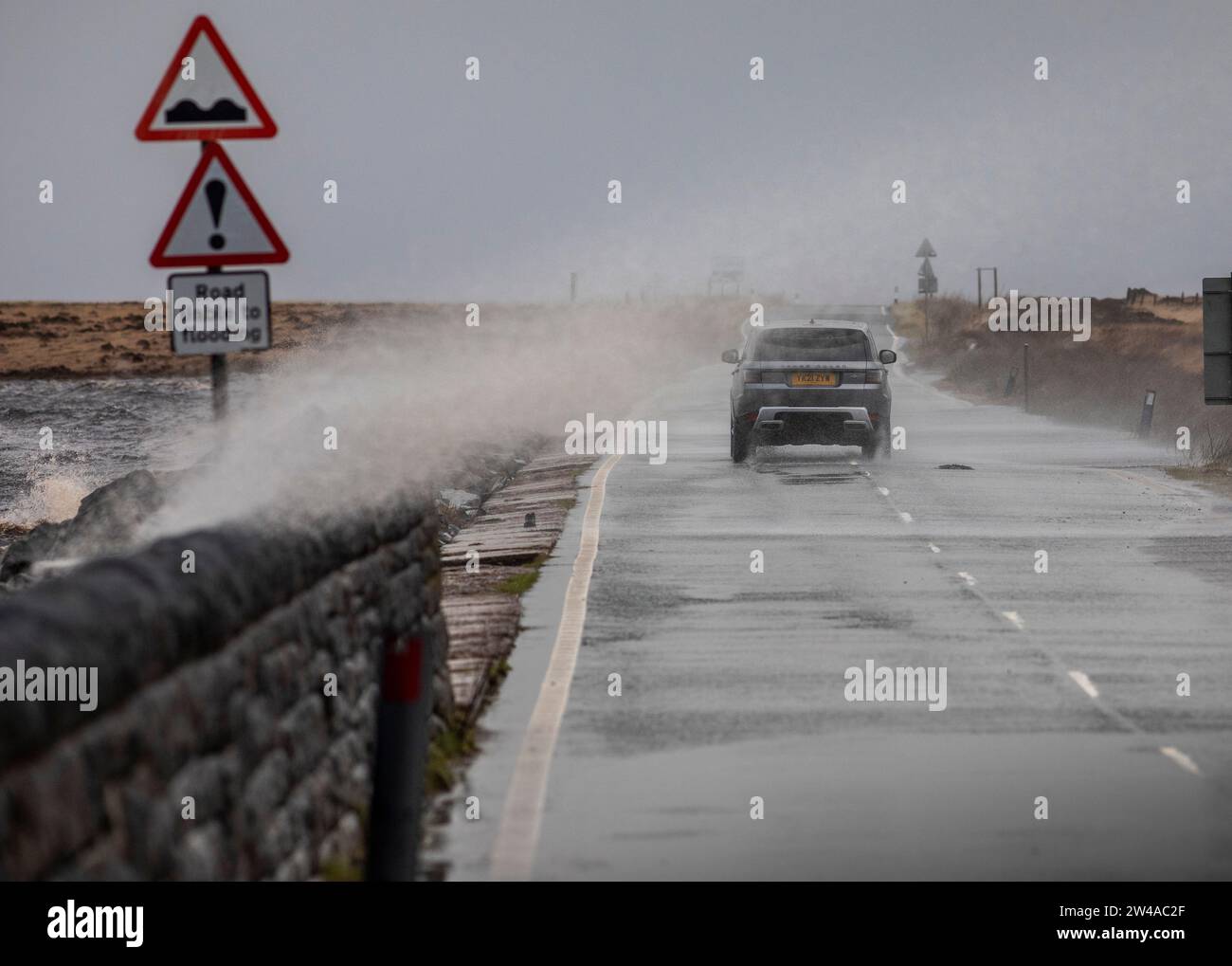 West Yorkshire, UK. 21st Dec, 2023. UK Weather. Drivers and road users ...