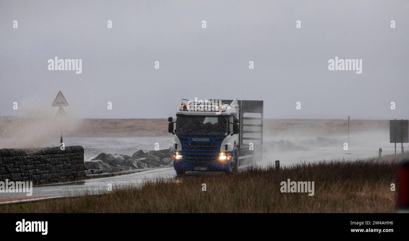 West Yorkshire, UK. 21st Dec, 2023. UK Weather. Drivers and road users ...