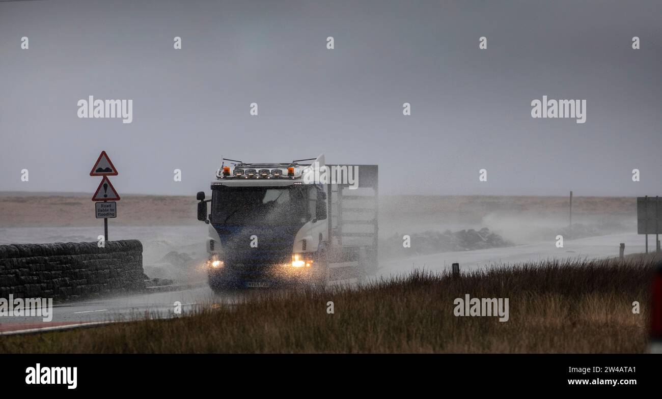 West Yorkshire, UK. 21st Dec, 2023. UK Weather. Drivers and road users ...