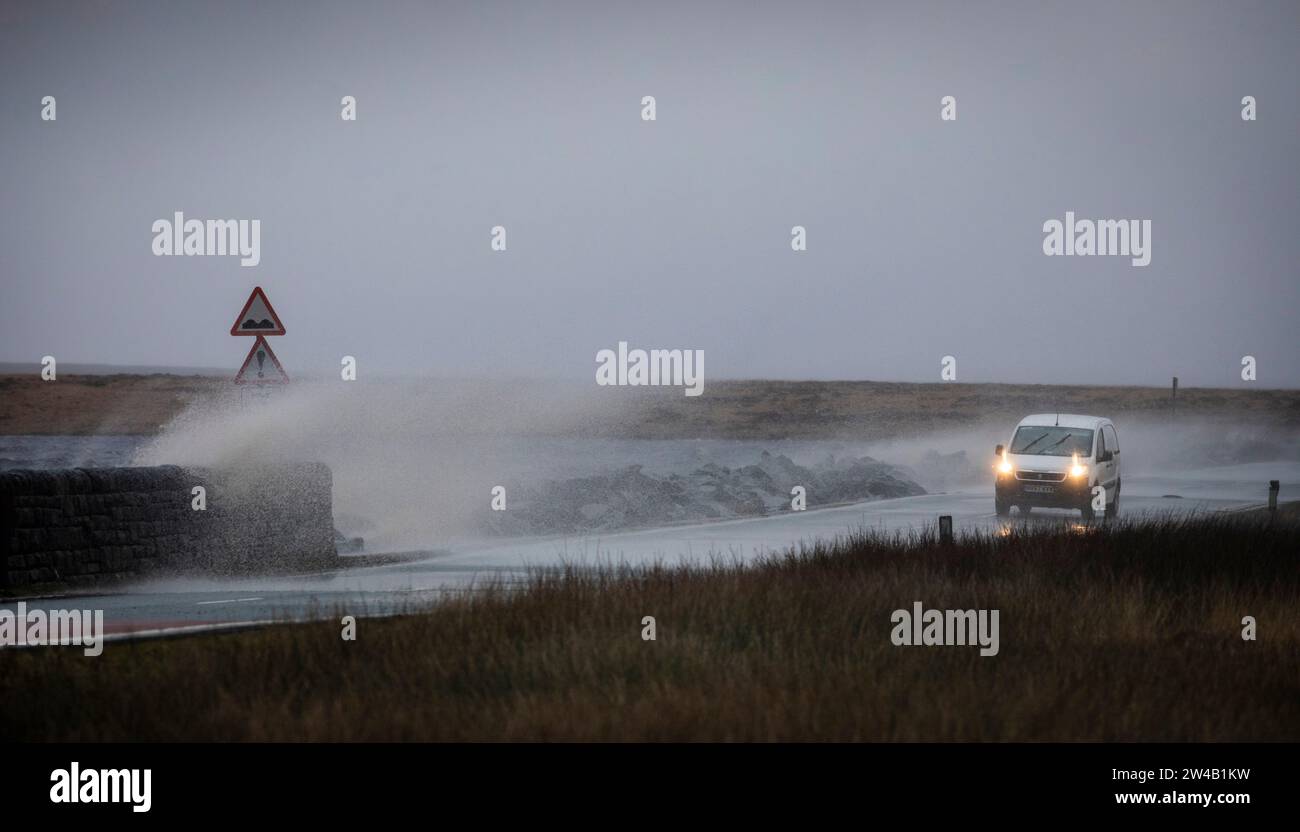 West Yorkshire, UK. 21st Dec, 2023. UK Weather. Drivers and road users ...