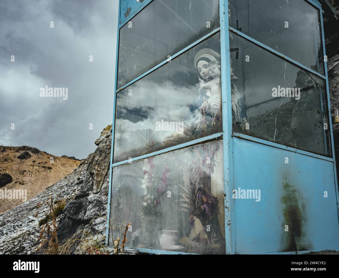 Statue of the Virgin Mary at the top of the pass con Ticlio at 4818 ...