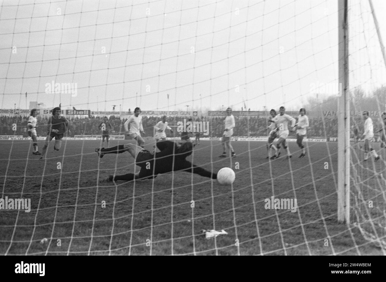 Berg scores equalizer hi-res stock photography and images - Alamy