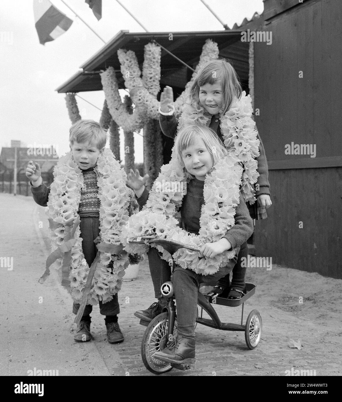 Children with flower garlands hi-res stock photography and images - Alamy