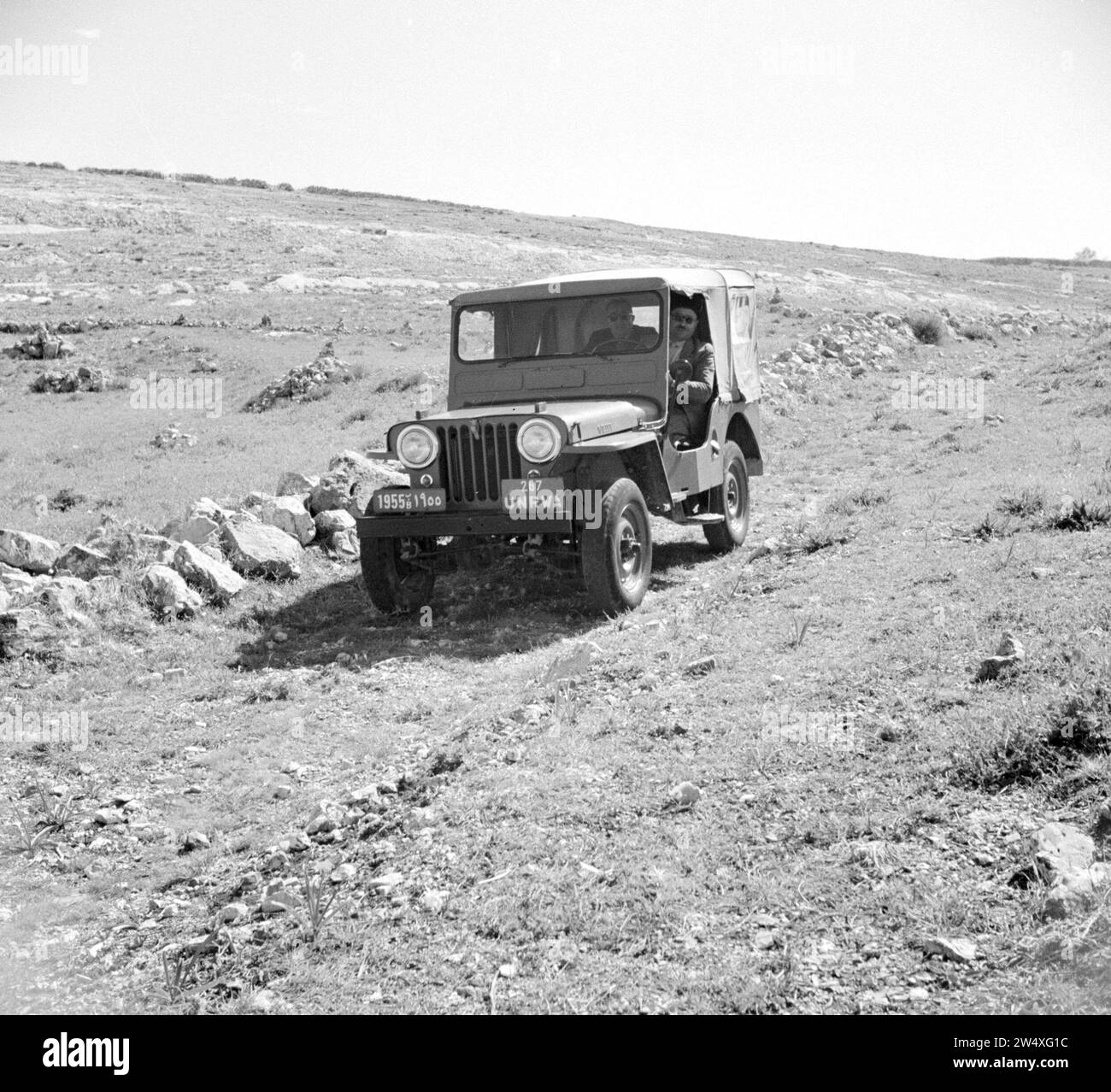 Jeep desert road Black and White Stock Photos & Images - Alamy