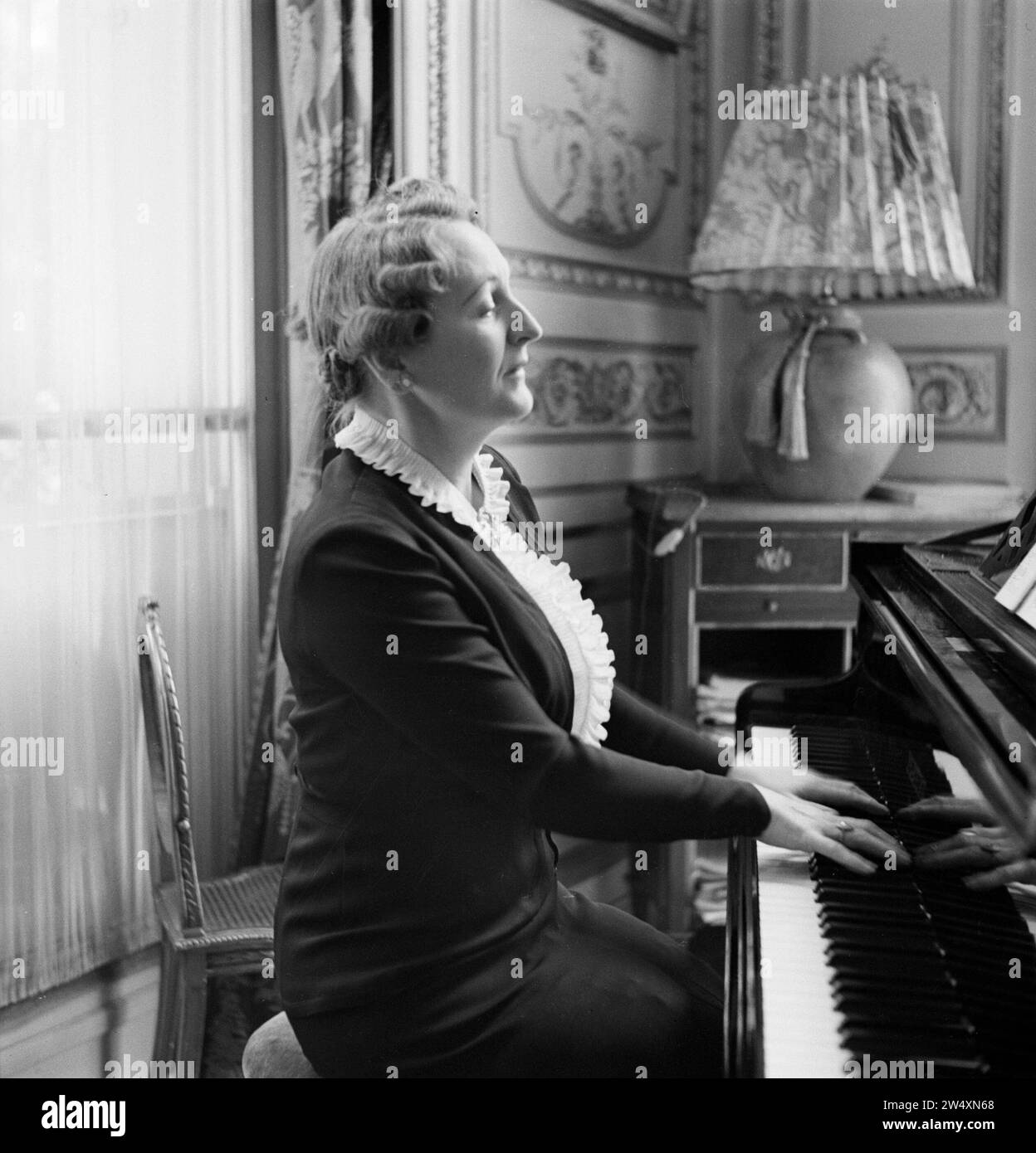 Pavla Vachková-Osusky, wife of diplomat Štefan Osusky, sings and plays ...
