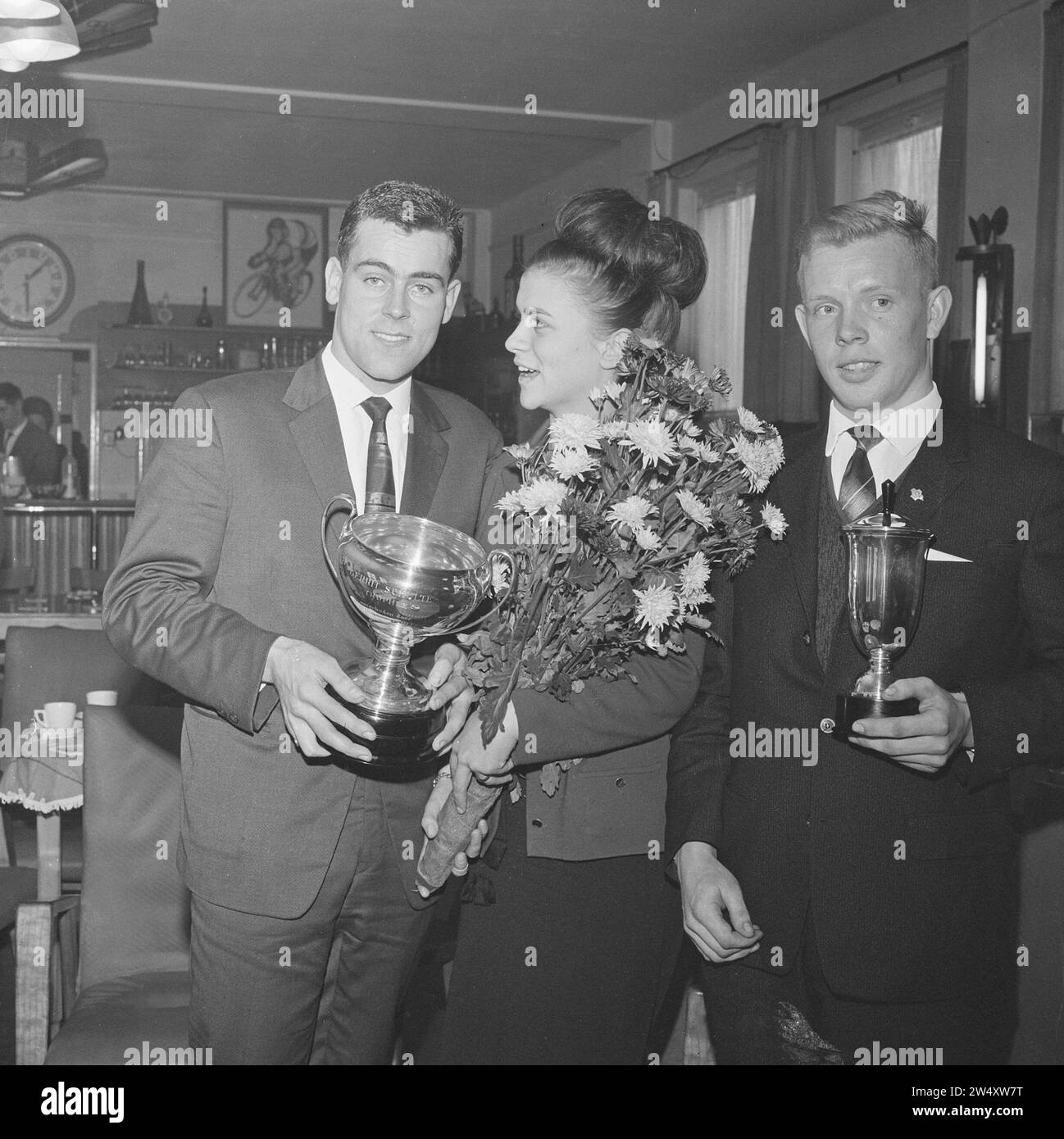 The best cyclists of 1962, left Jo de Roo, his wife and right Arie den ...