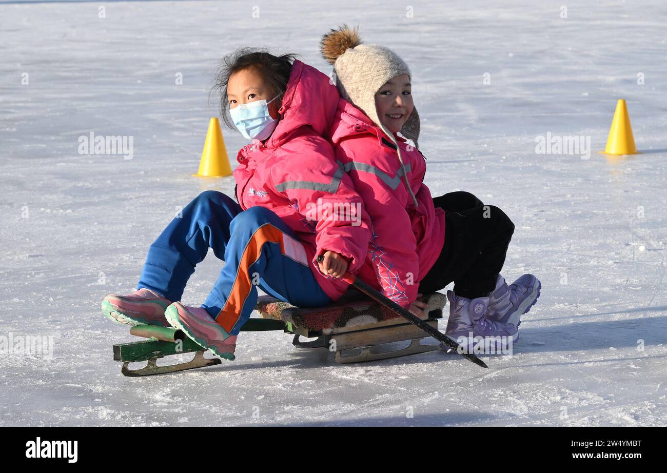 (231221) -- URUMQI, Dec. 21, 2023 (Xinhua) -- Students experience ice ...