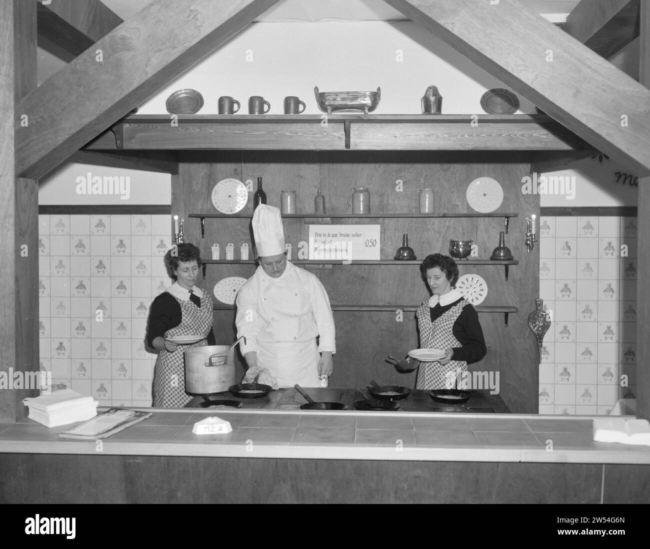 Chef demonstration Black and White Stock Photos & Images - Alamy