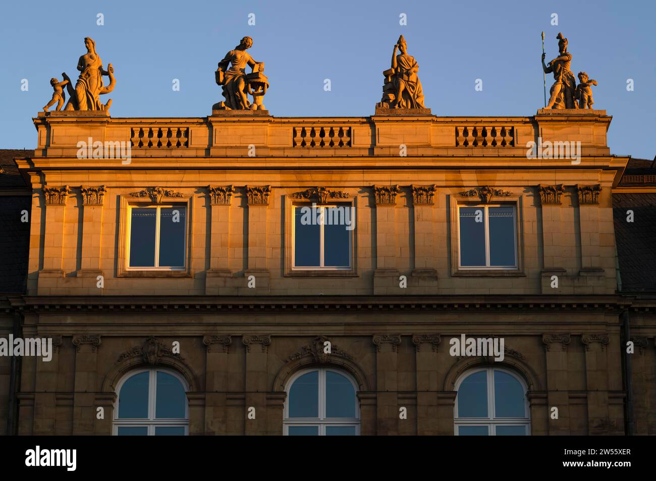 Roof figures hi-res stock photography and images - Alamy