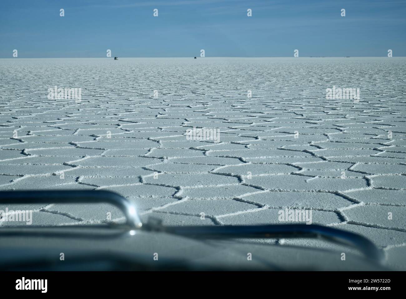 Hexagonal shapes in the salt flats at Uyuni, Bolivia Stock Photo - Alamy