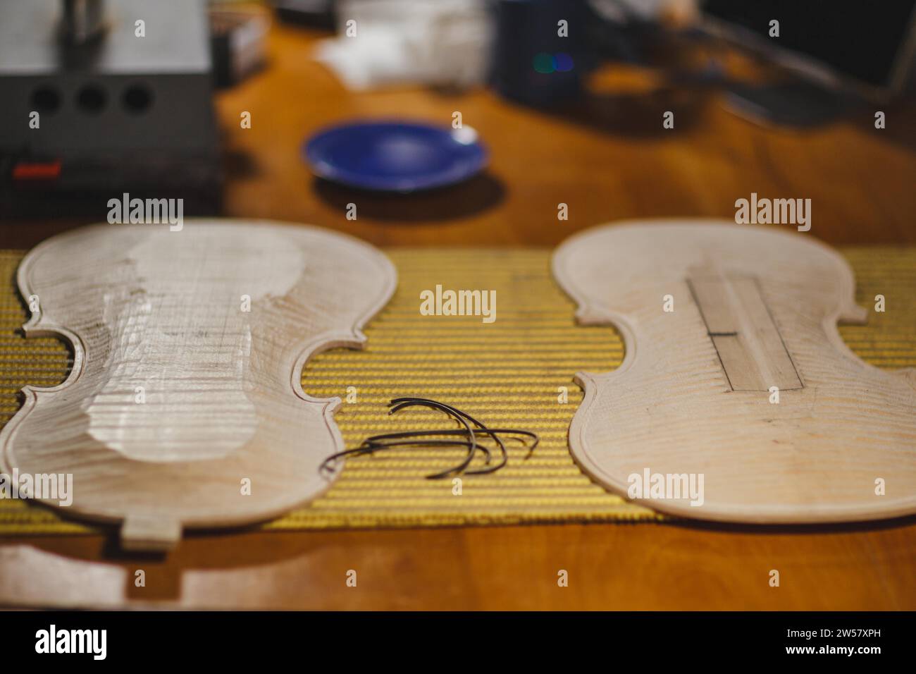 Classic violin hi-res stock photography and images - Alamy