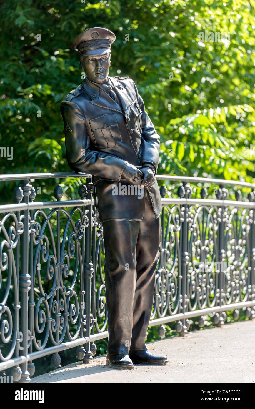 Bronze statue, monument to rock singer Elvis Presley, King of Rock 'n ...