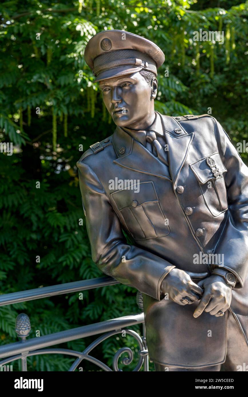 Bronze statue, monument to rock singer Elvis Presley, King of Rock 'n ...