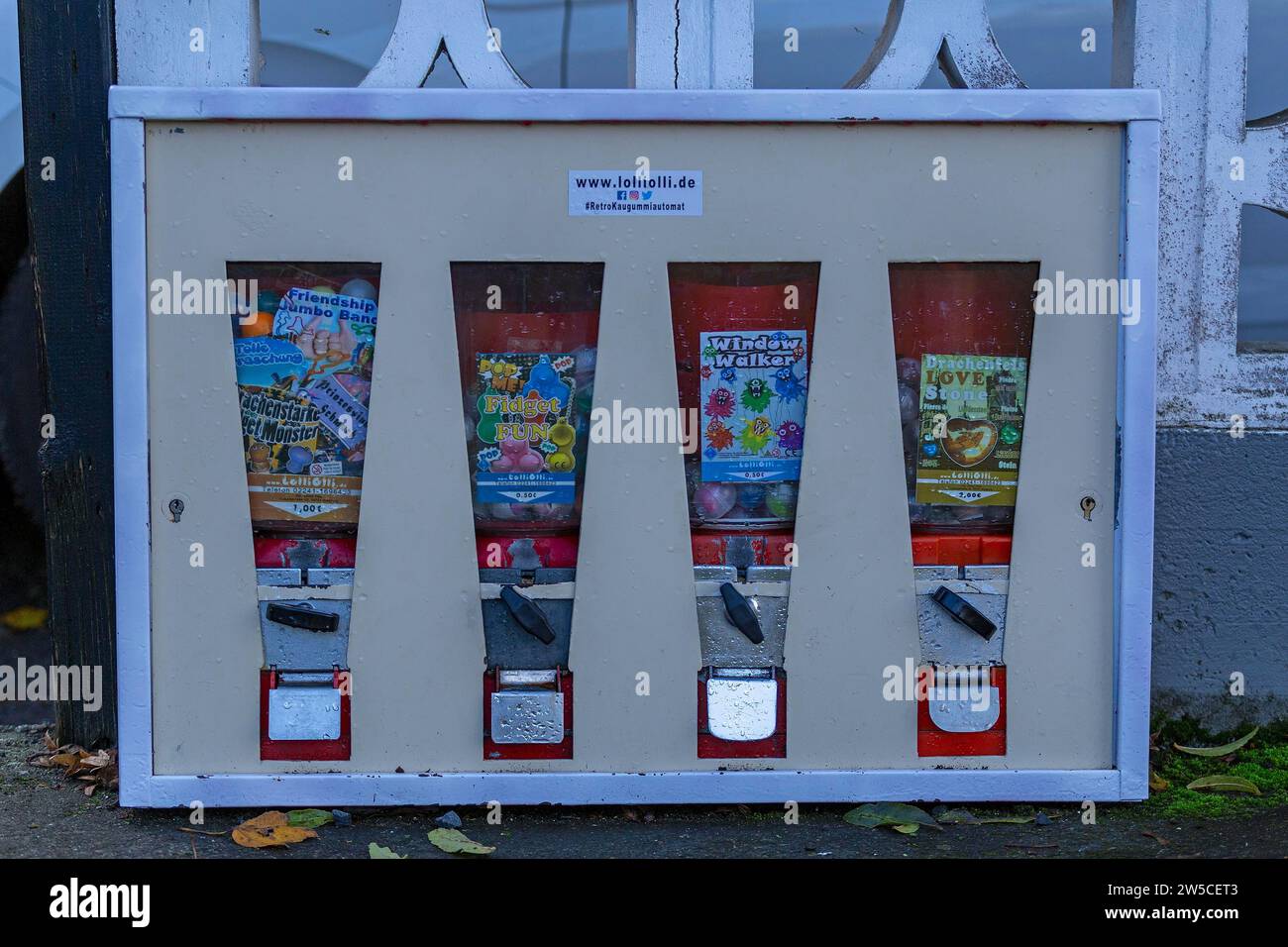 Chewing gum vending machine on the Eselsweg to Drachenfels ...