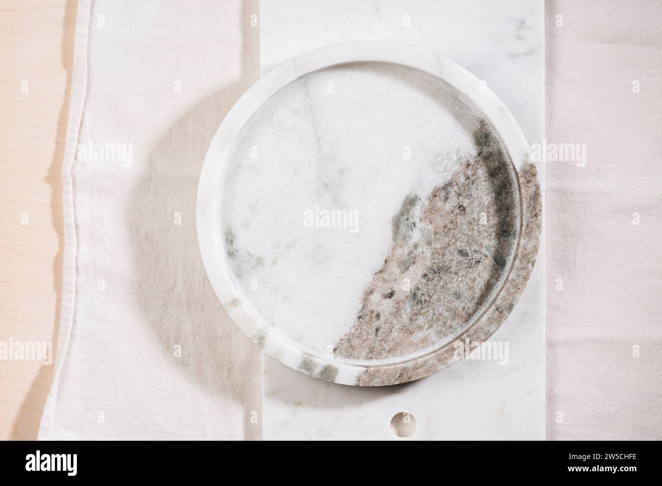Empty round marble serving tray. White natural marble Stock Photo - Alamy