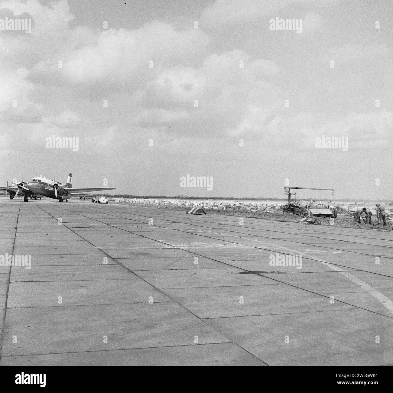 Airport Zetienhoven is being expanded again, work on the new concrete ...