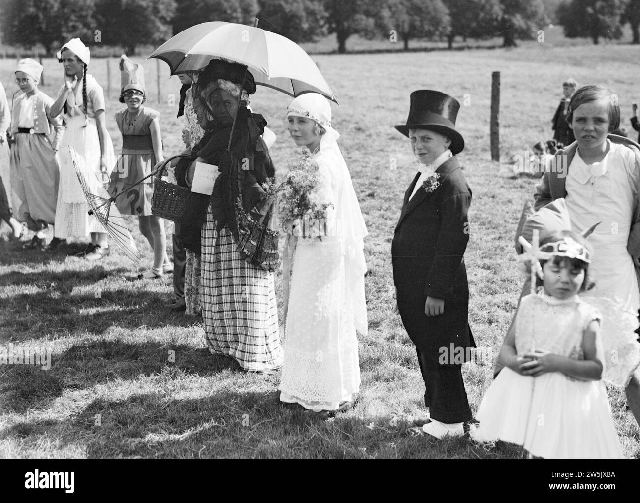 Children bride and groom hi-res stock photography and images - Alamy