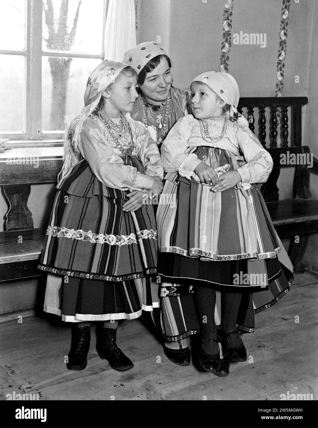 Farmer's wife with her two daughters in Lowicz ca. 1934 Stock Photo - Alamy