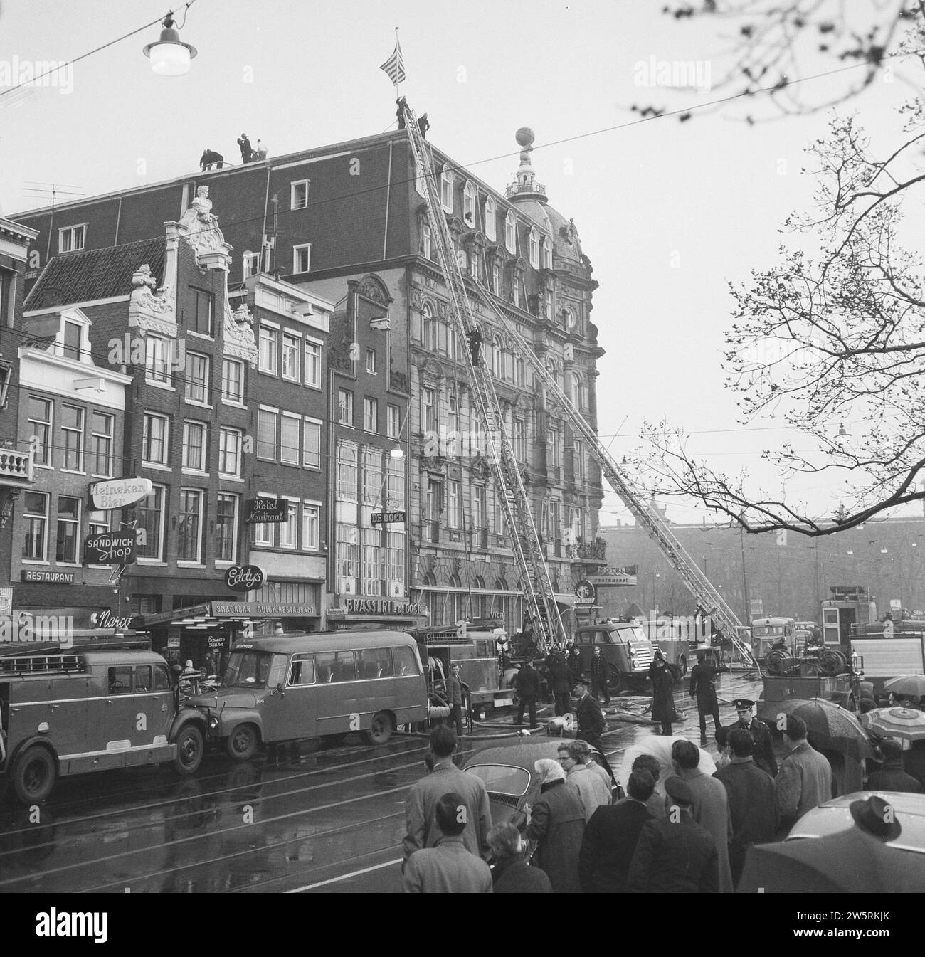 Fire in Victoria Hotel in Amsterdam, overview of the firefighters ...