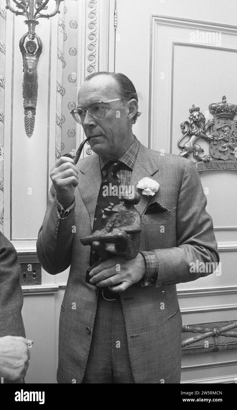 Prince Bernhard, pipe smoker of the year, receives prize at Soestdijk ...