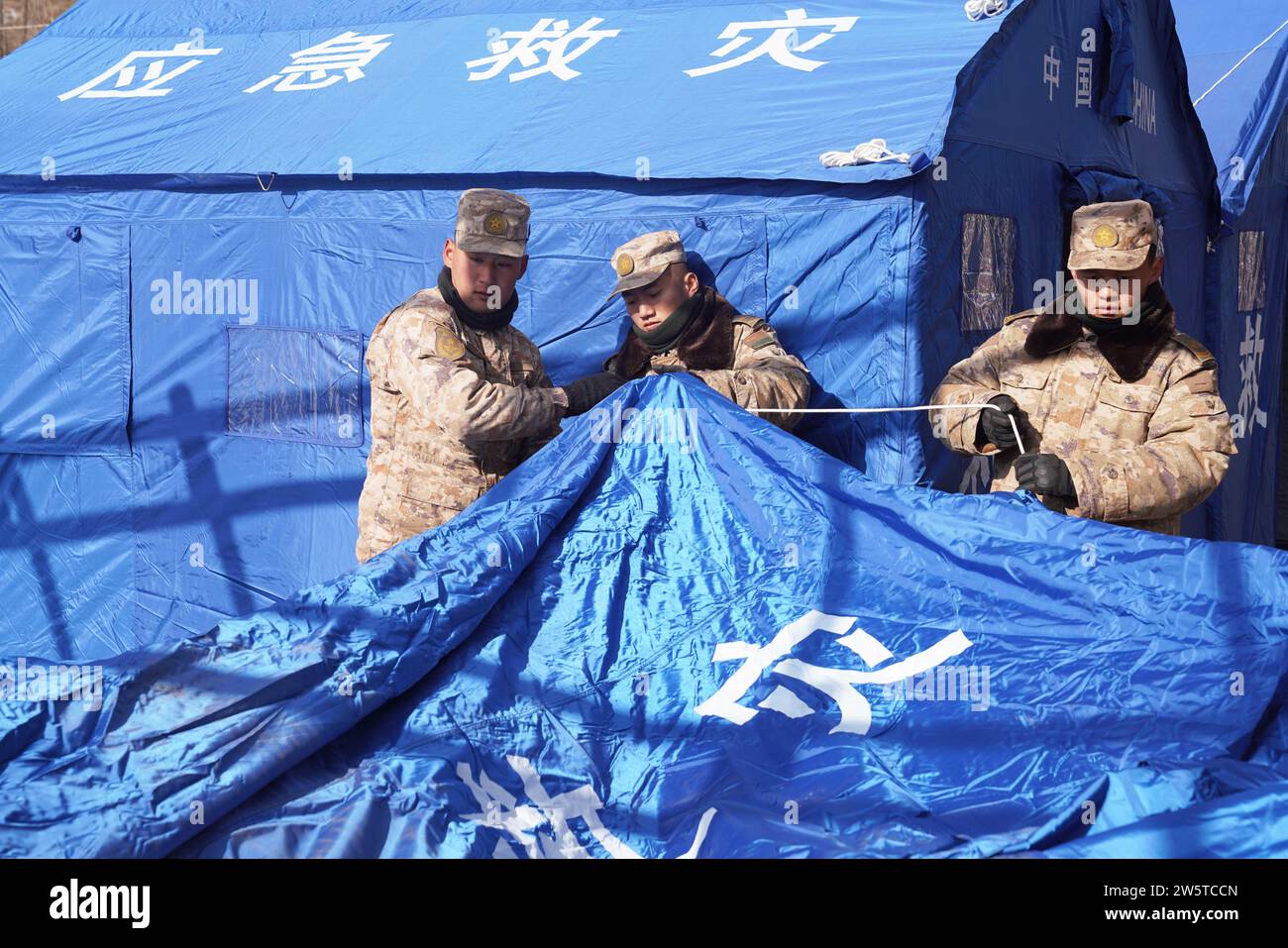 Linxia, China's Gansu Province. 21st Dec, 2023. Soldiers set up tents ...