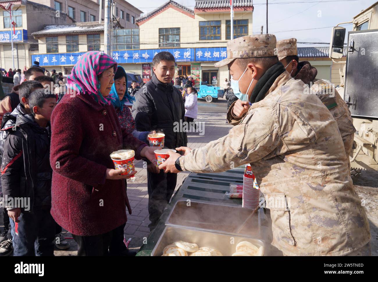 Linxia, China's Gansu Province. 21st Dec, 2023. Soldiers provide hot ...