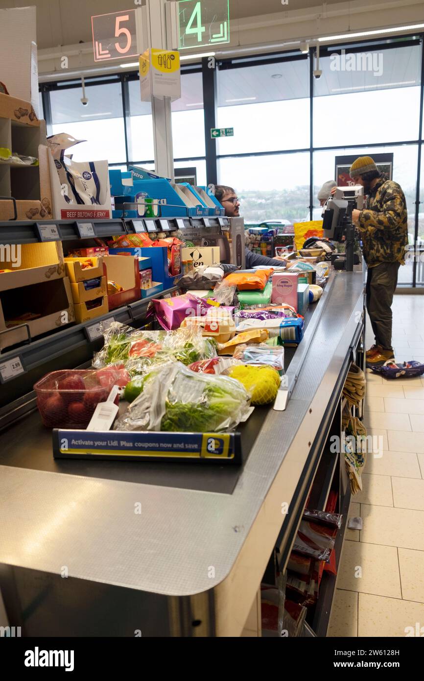 Checkout counter supermarket hi-res stock photography and images - Alamy