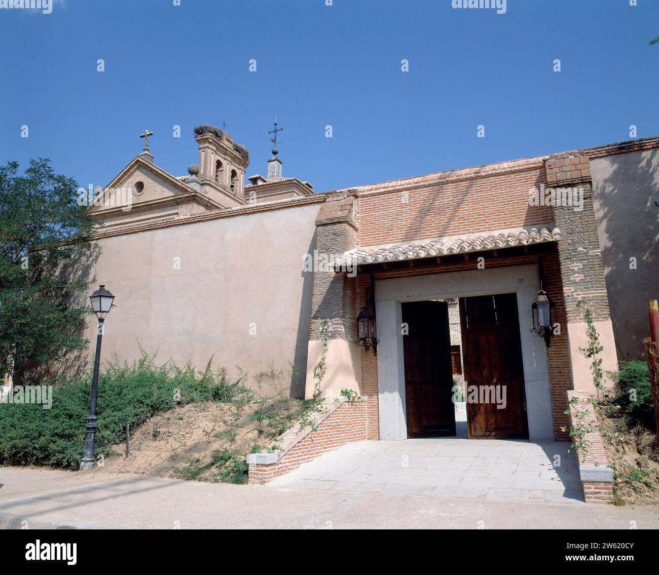 PUERTA DE ENTRADA AL CONVENTO. Location: CONVENTO DE LAS MADRES ...