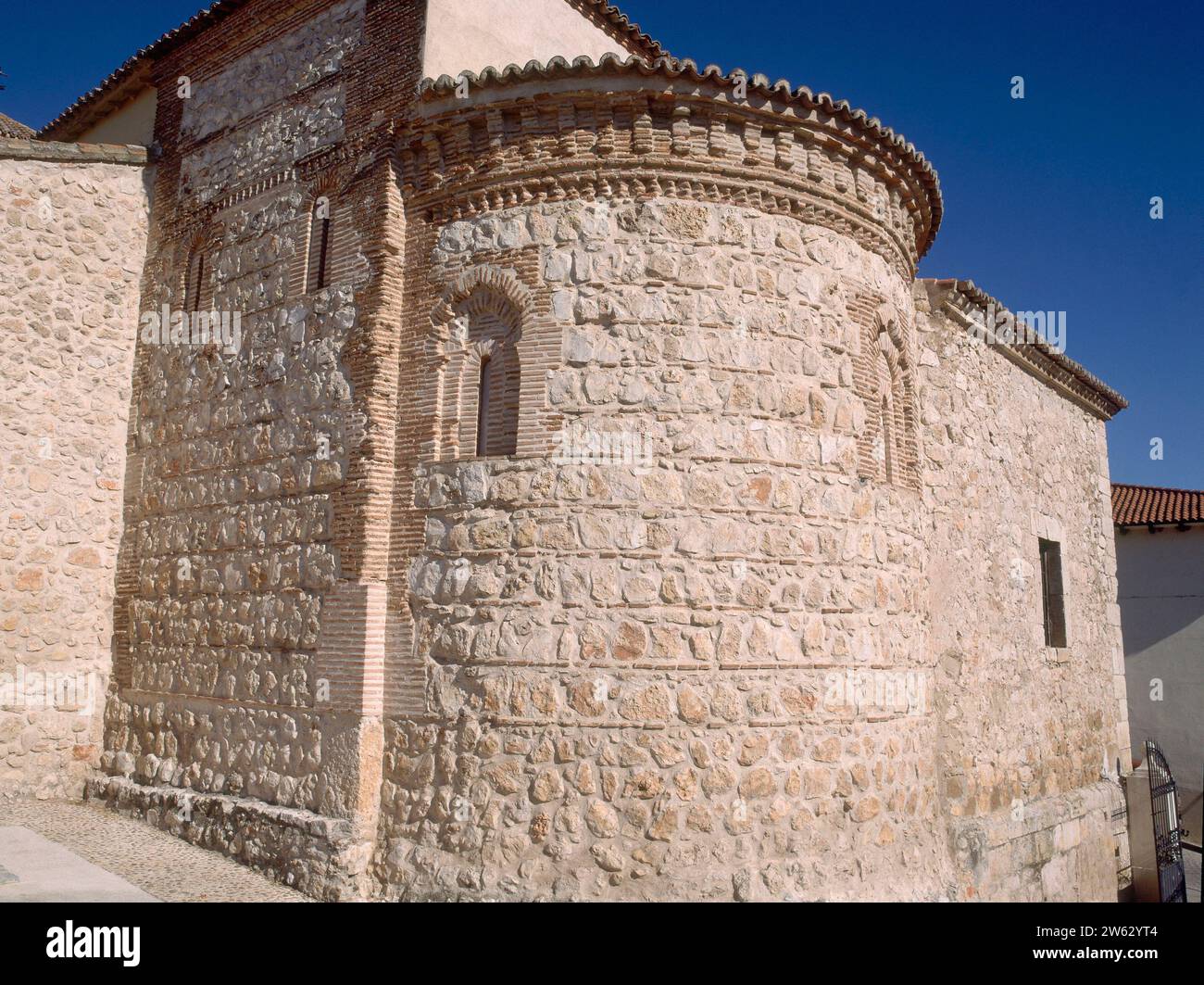 ABSIDE SEMICIRCULAR DE LA IGLESIA DEDICADA A SAN MARTIN OBISPO ...