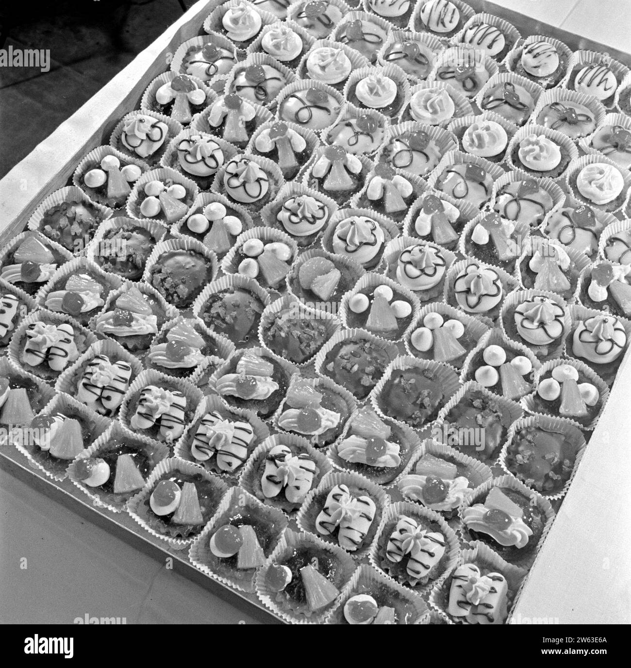 1950s airplane snacks hi-res stock photography and images - Alamy