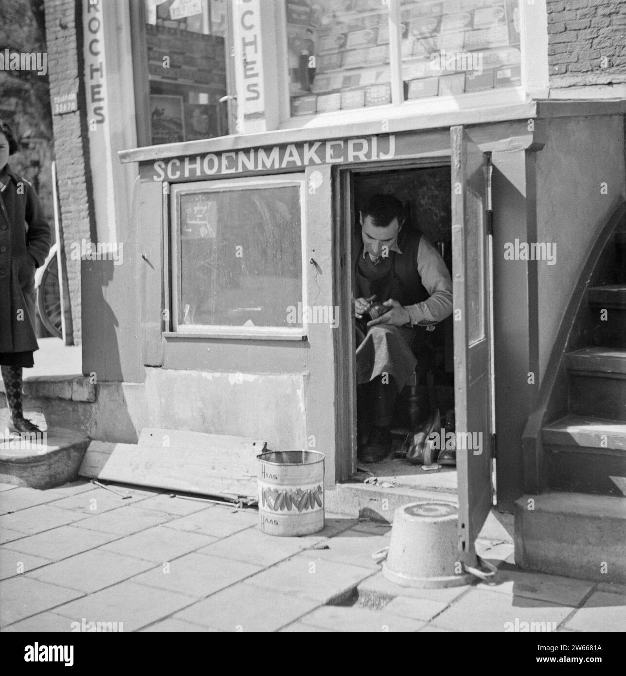 Shoemaker building Black and White Stock Photos & Images - Alamy