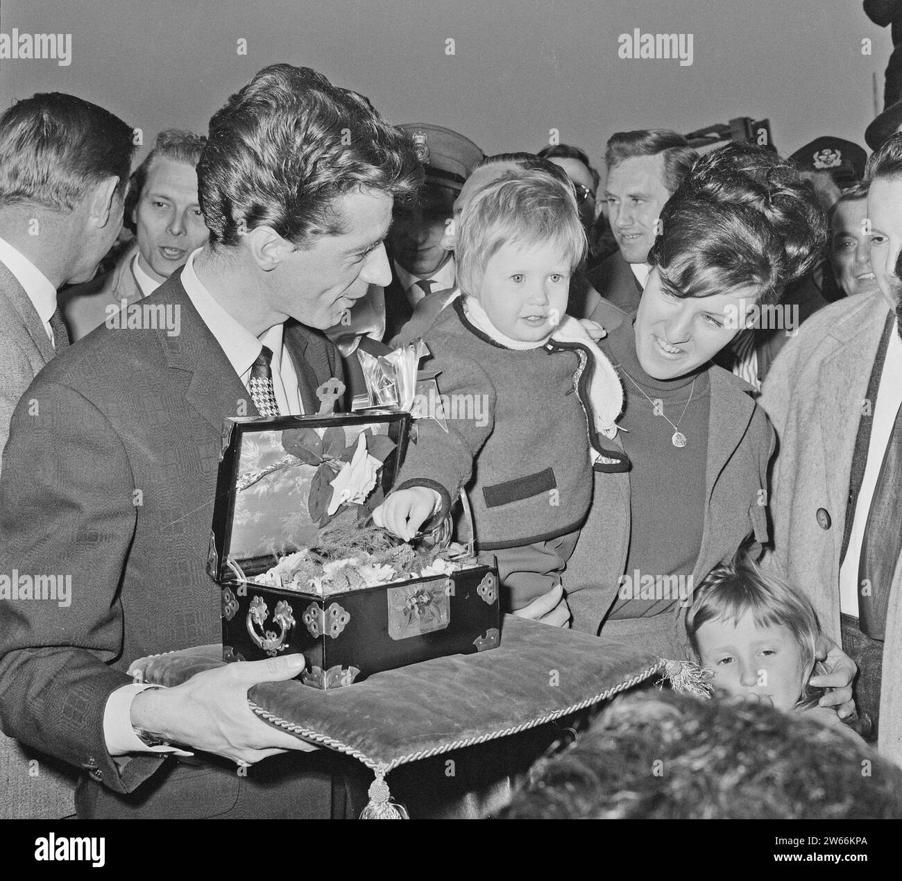 Rudi Carrell has won the silver rose. Rudi Carrell with wife and ...