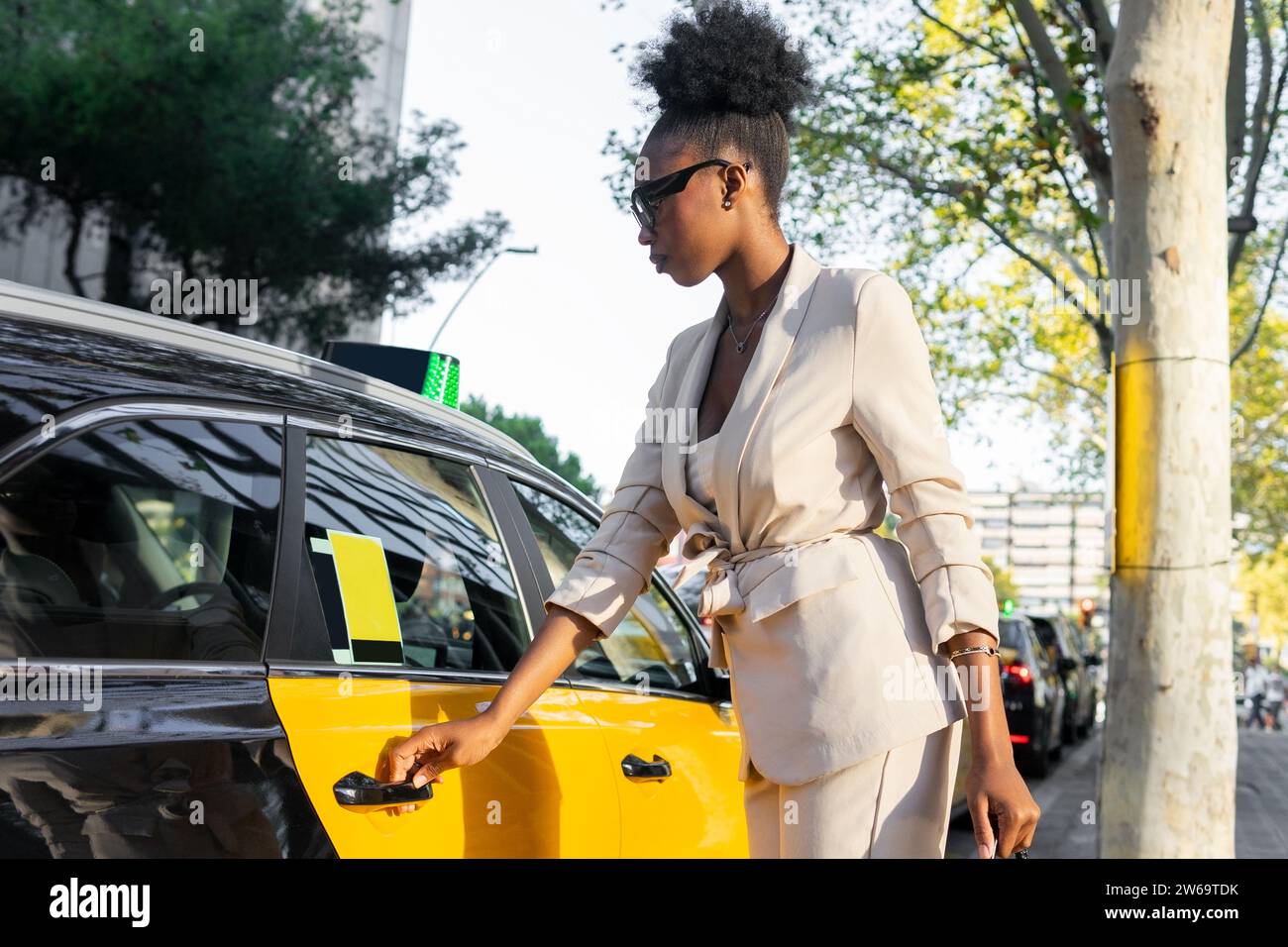 Female in taxi work hi-res stock photography and images - Alamy