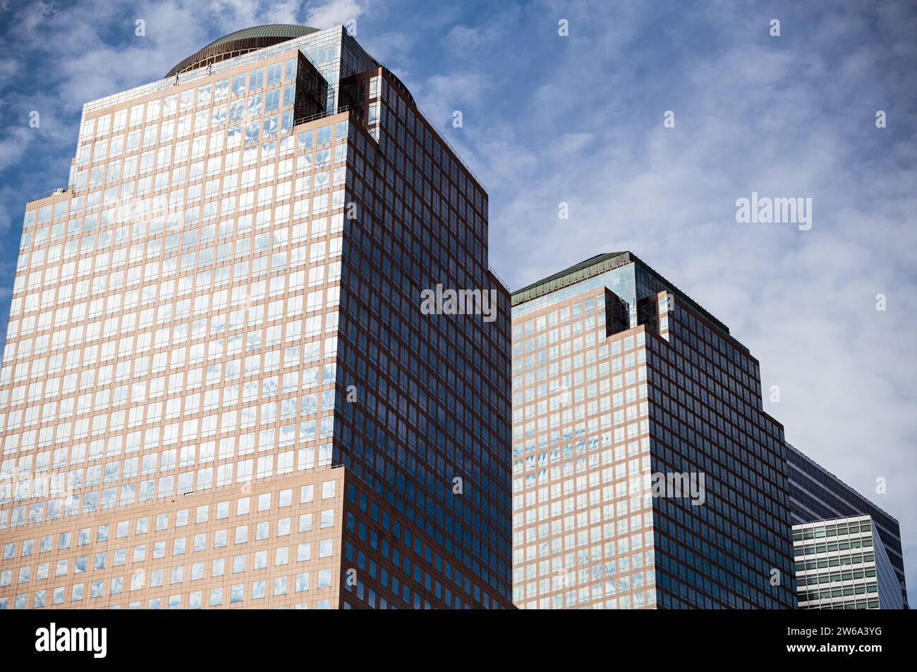 Reflective glass facades hi-res stock photography and images - Alamy