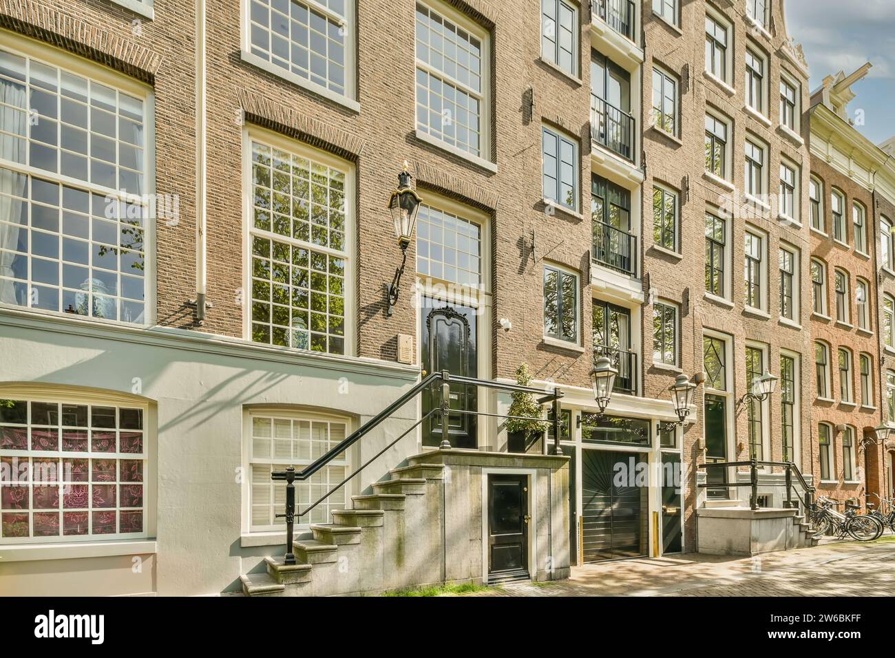 Amsterdam street lamp door hi-res stock photography and images - Alamy