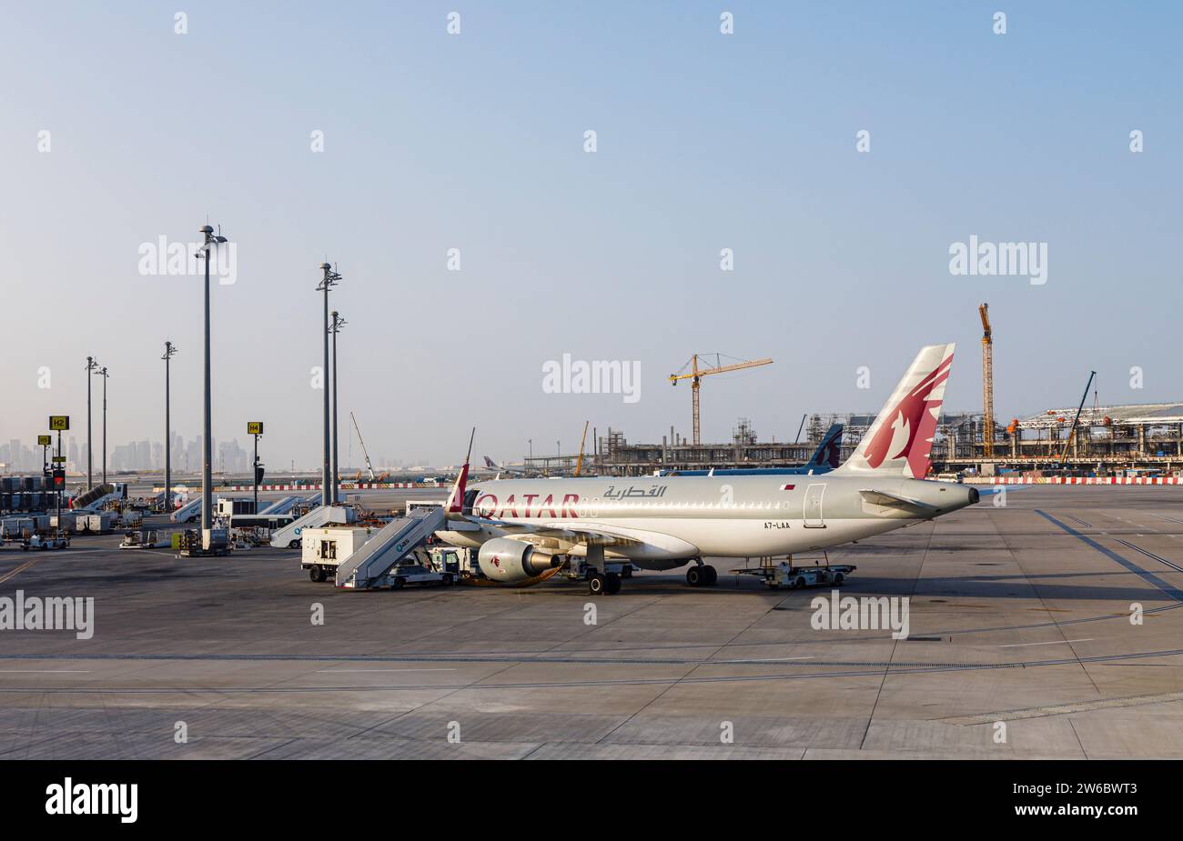 Side view of a Qatar Airways Airbus A320-214 passenger jet standing in ...