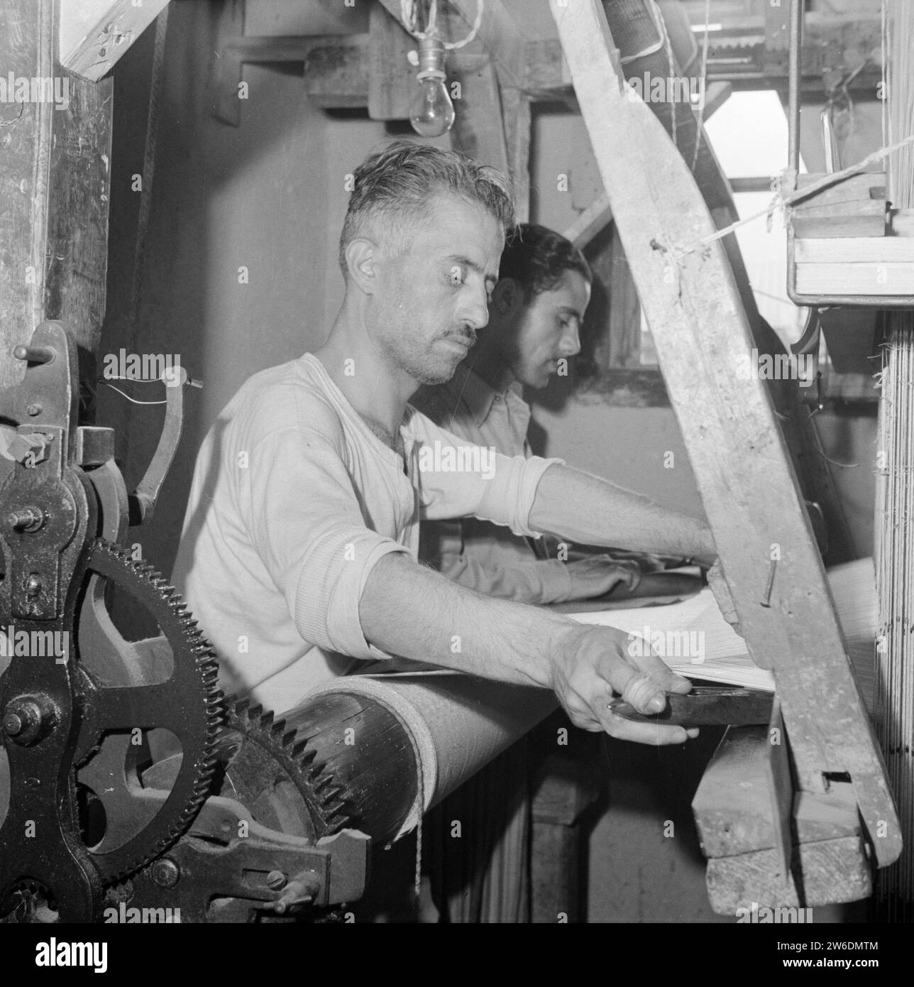 Man weaving brocade hi-res stock photography and images - Alamy