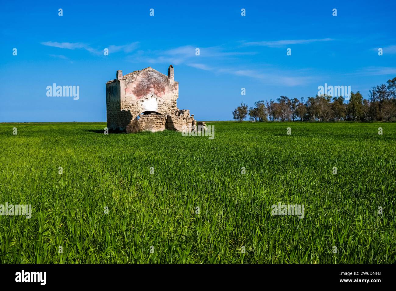 Agricultural farmhouse ruins hi-res stock photography and images - Alamy