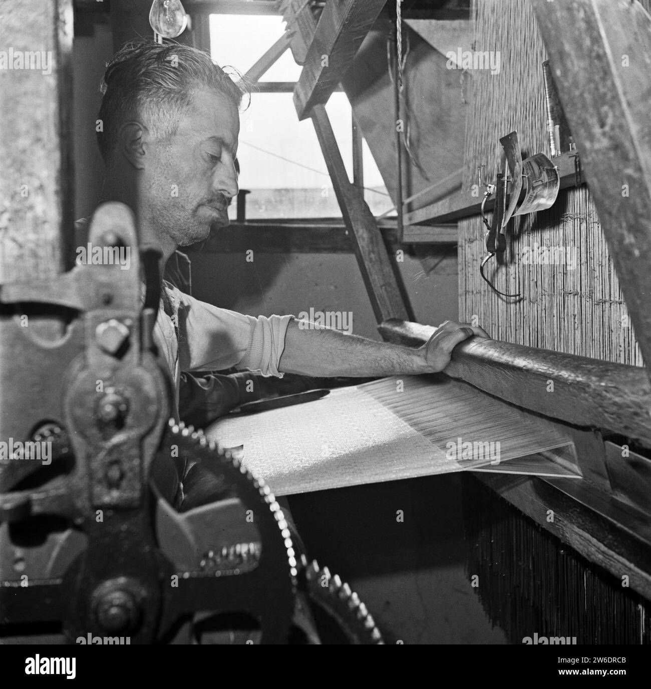 Man weaving brocade hi-res stock photography and images - Alamy