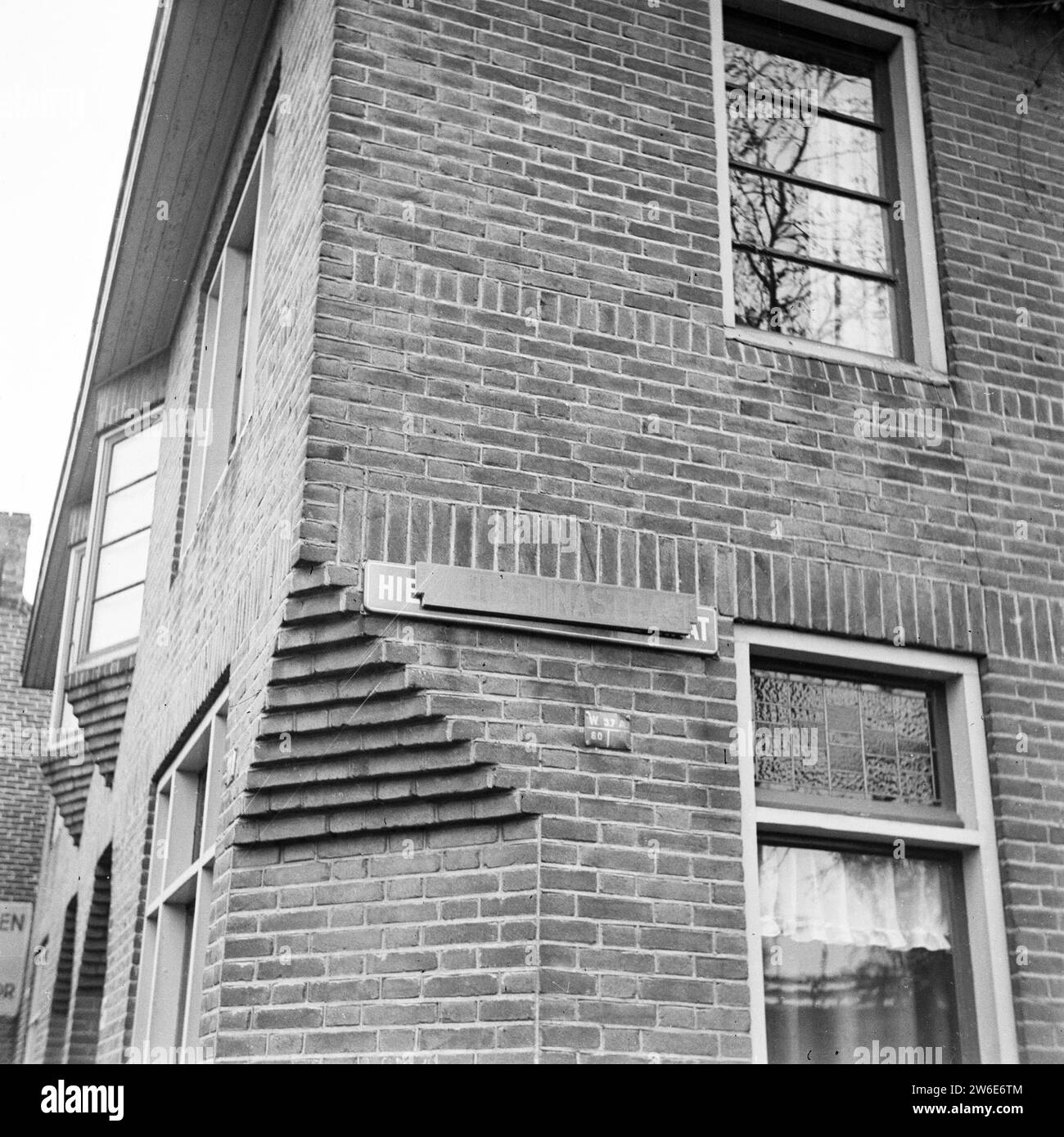 Provisional street sign placed back in the Wilhelminastraat in Aalst ...