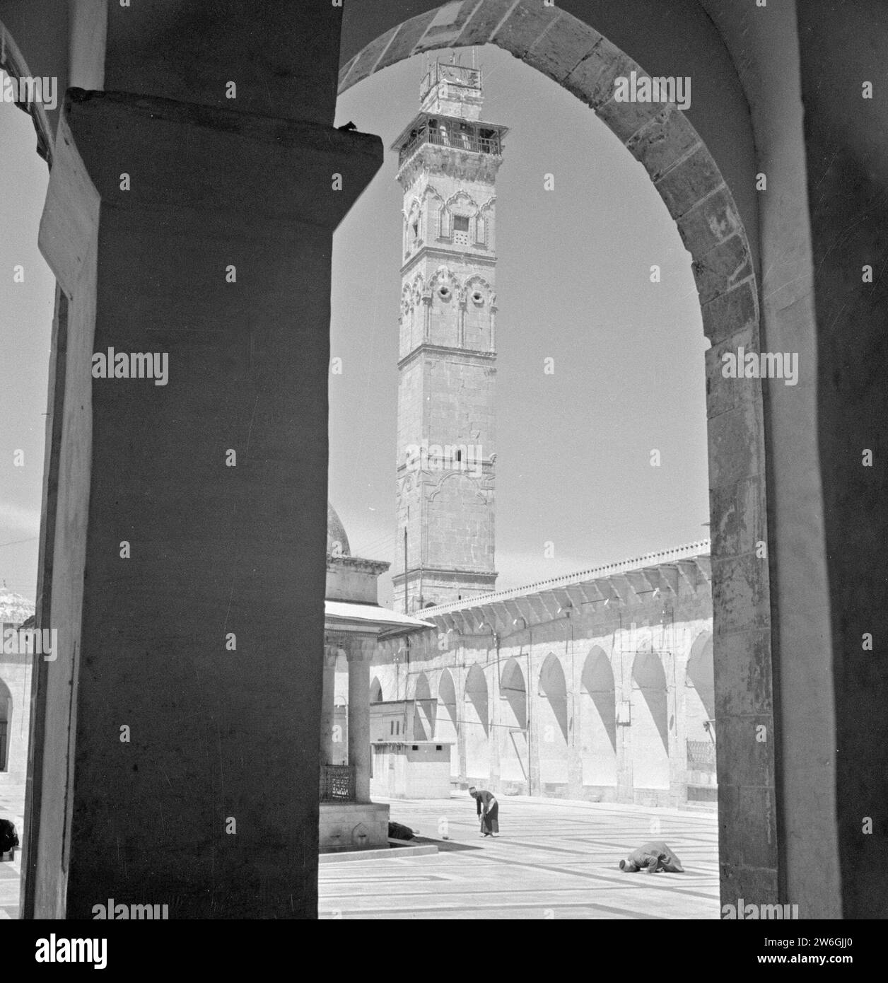 Muslims praying mosque Black and White Stock Photos & Images - Alamy