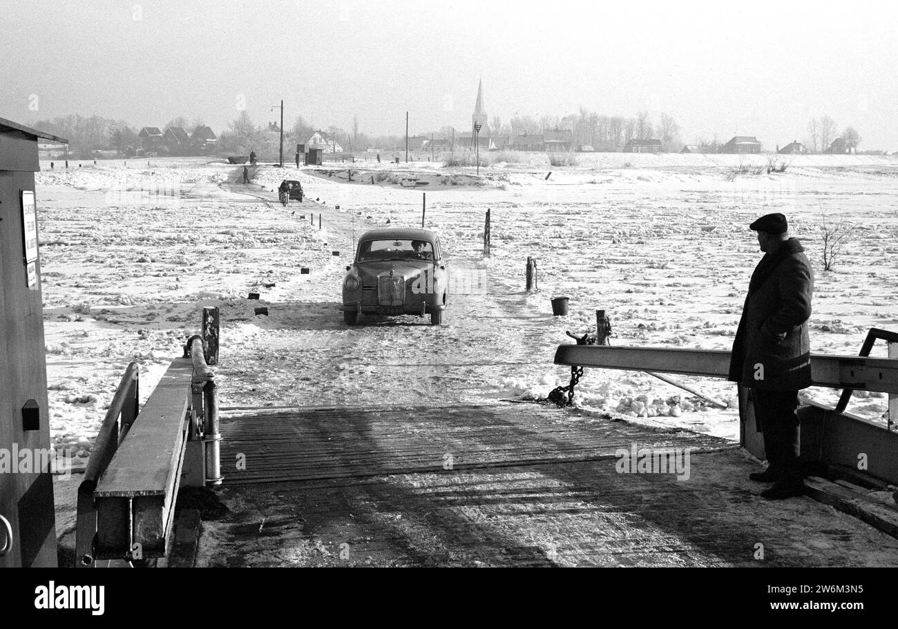 Frozen car on winter Black and White Stock Photos & Images - Alamy