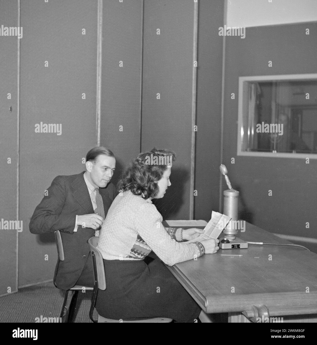 Female announcer hi-res stock photography and images - Alamy