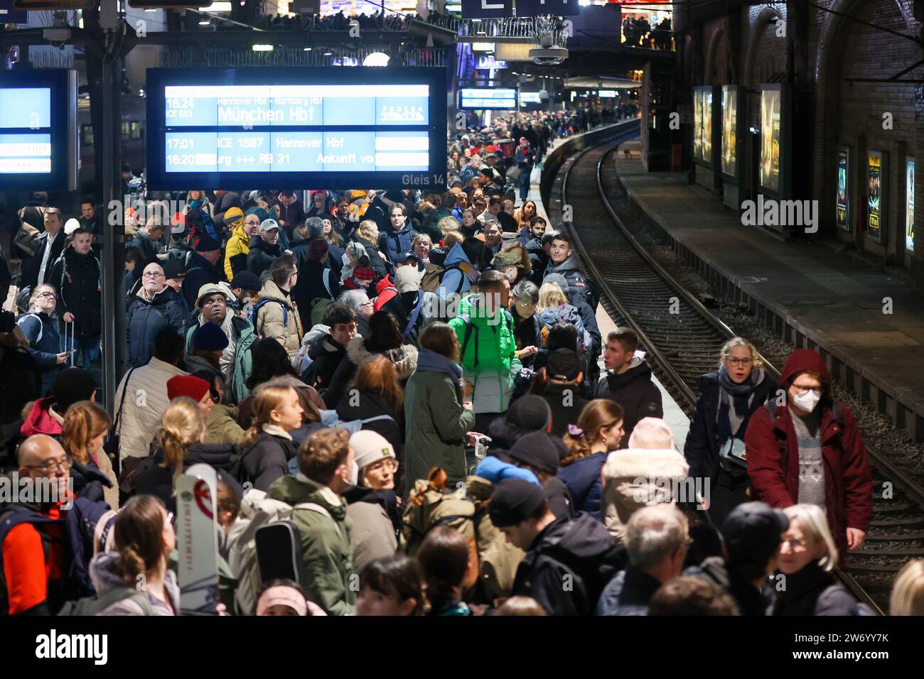Hamburg, Germany. 21st Dec, 2023. Storm "Zoltan" causes cancellations ...