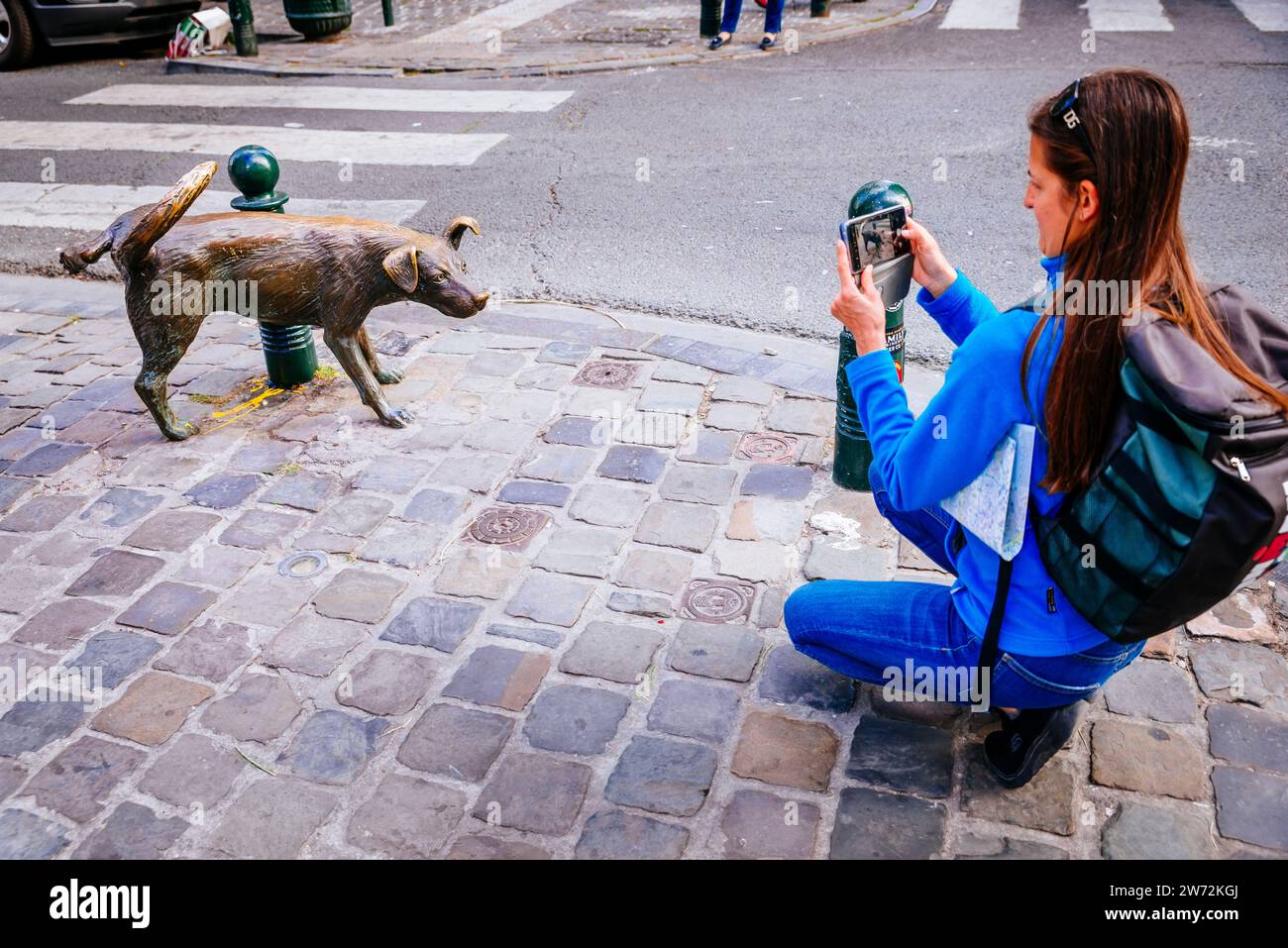 Tourist photographing the Zinneke Pis dog statue. Het Zinneke ...
