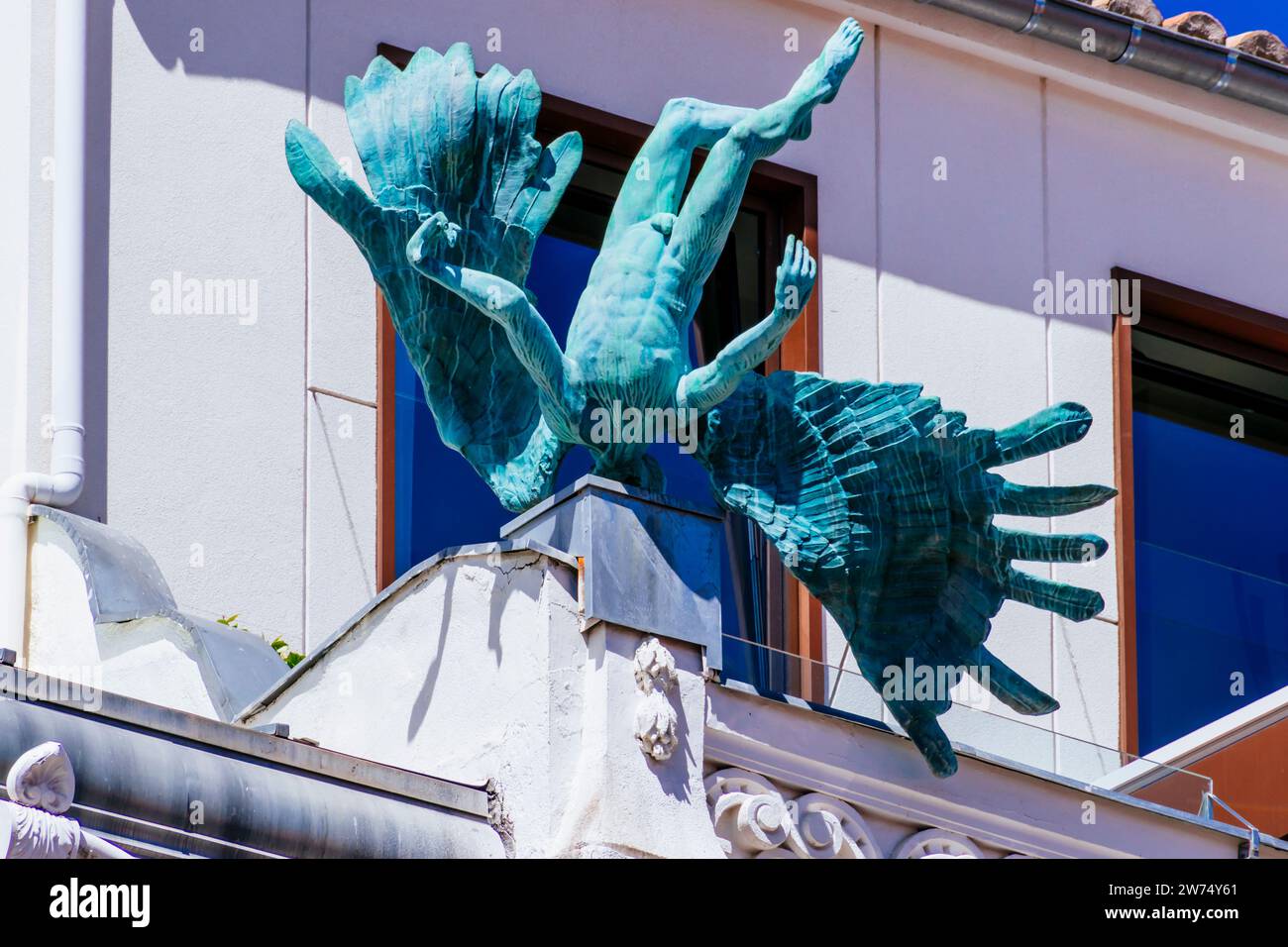 The curious 'Air Crash' sculpture. Bronze statue of more than 300 kilos ...