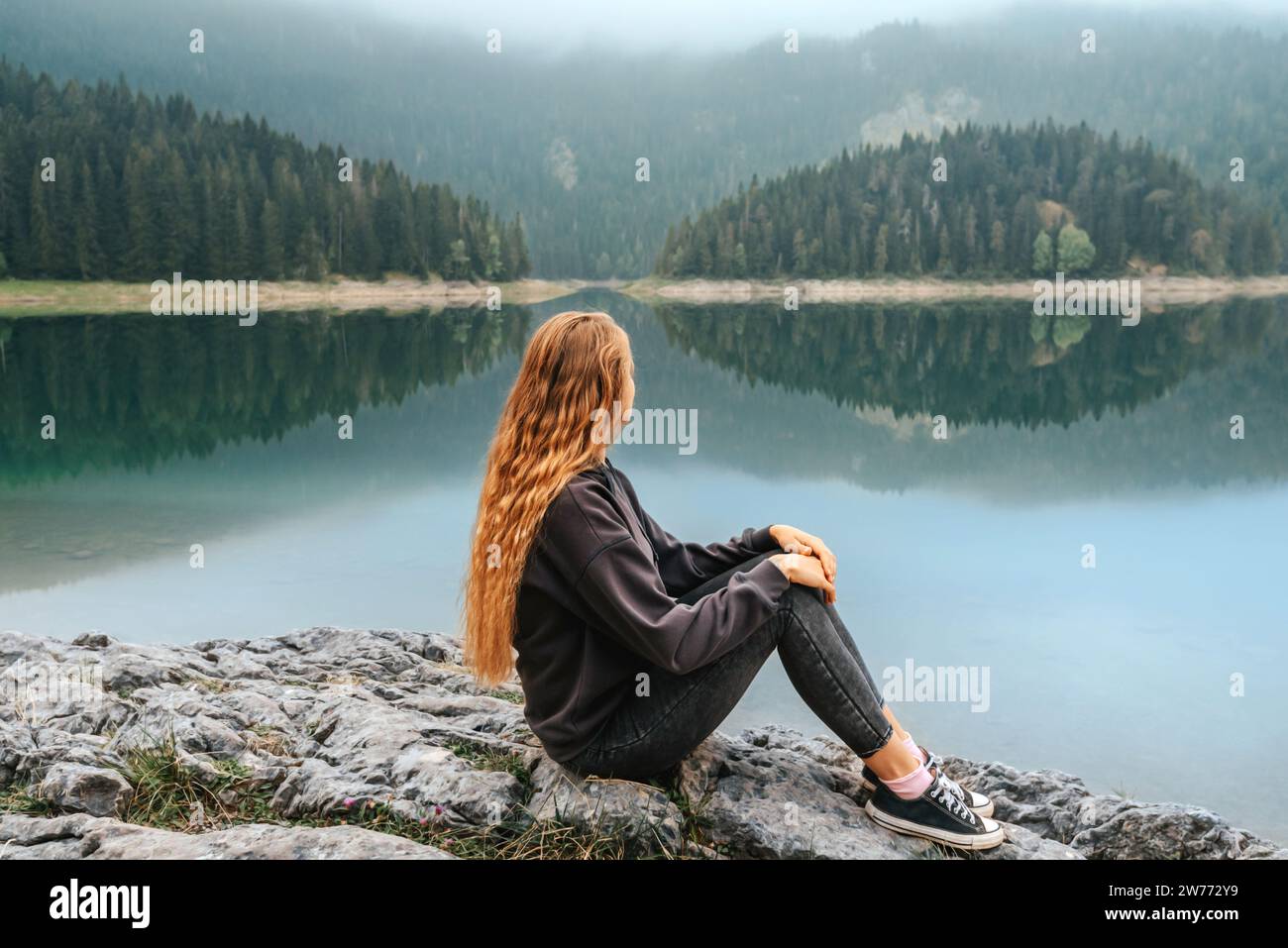 Back view traveler girl sitting hi-res stock photography and images - Alamy