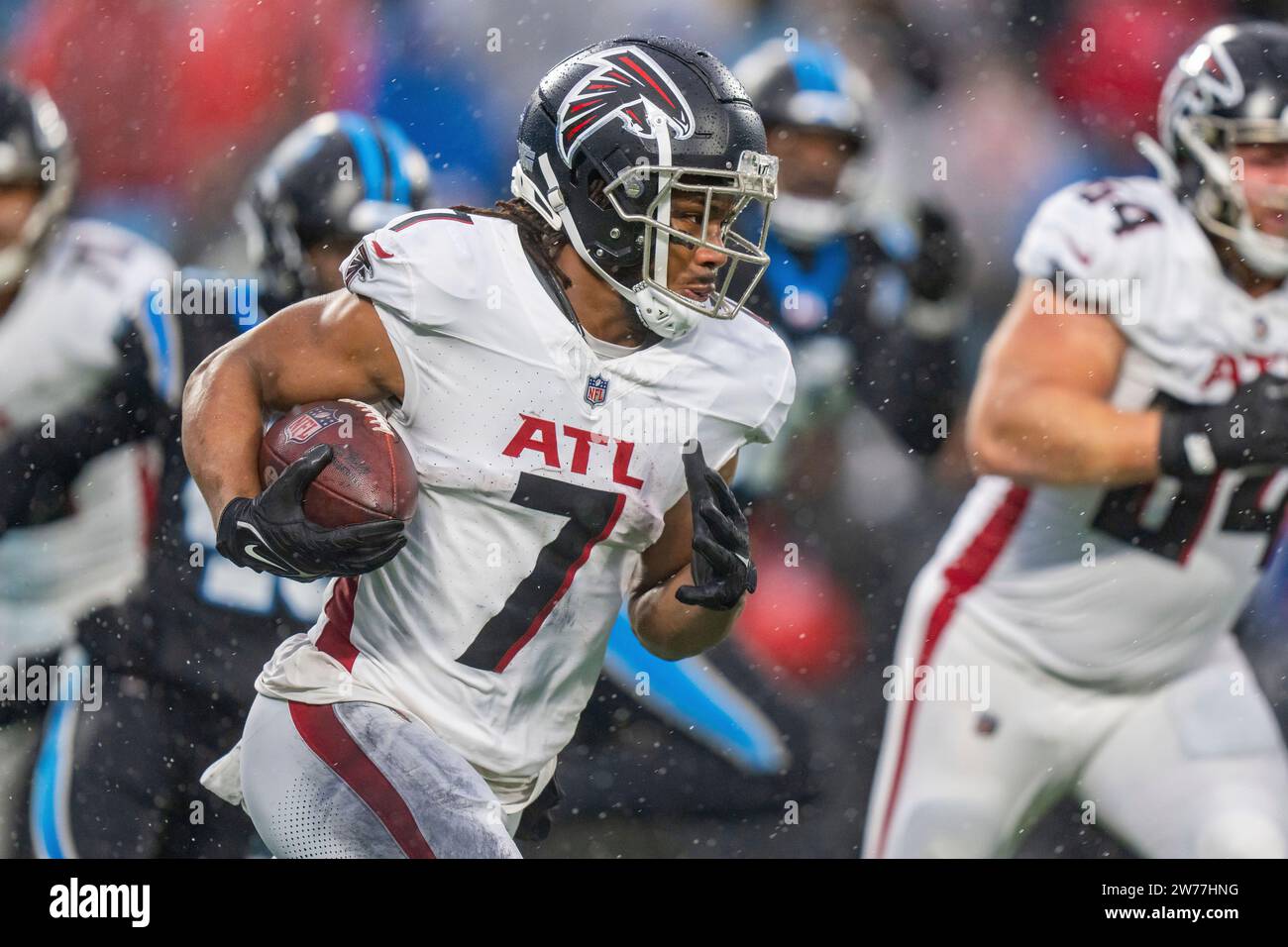 Atlanta Falcons running back Bijan Robinson (7) plays against the ...