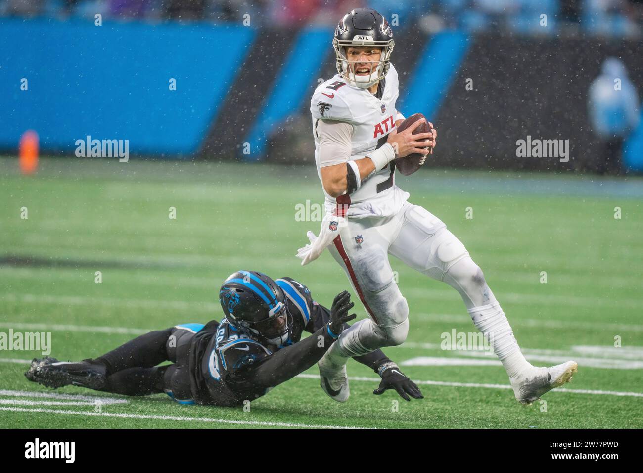 Carolina Panthers linebacker Marquis Haynes Sr. (98) pursues Atlanta ...