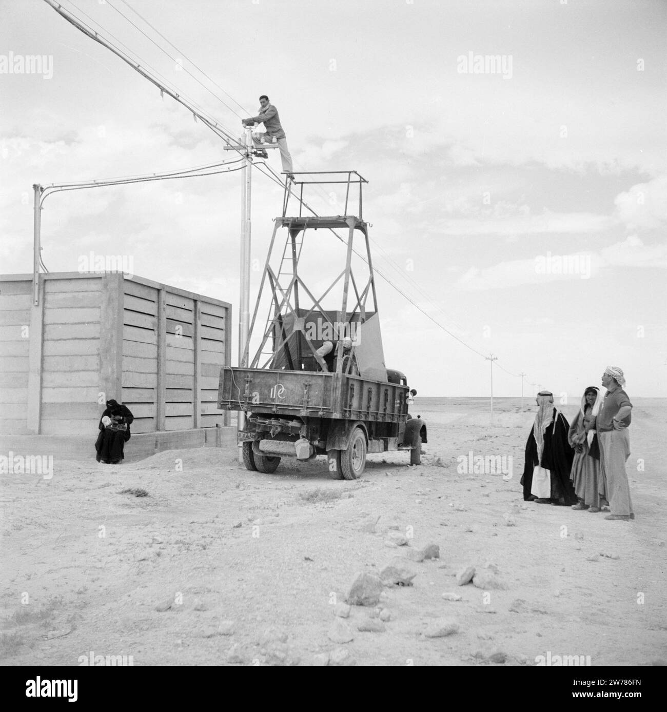 Telephone lineman hi-res stock photography and images - Alamy